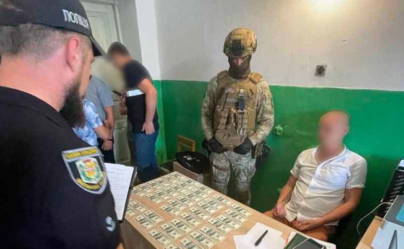 На хабарі затримали лікаря однієї із військових частин Решетилівщина Ua